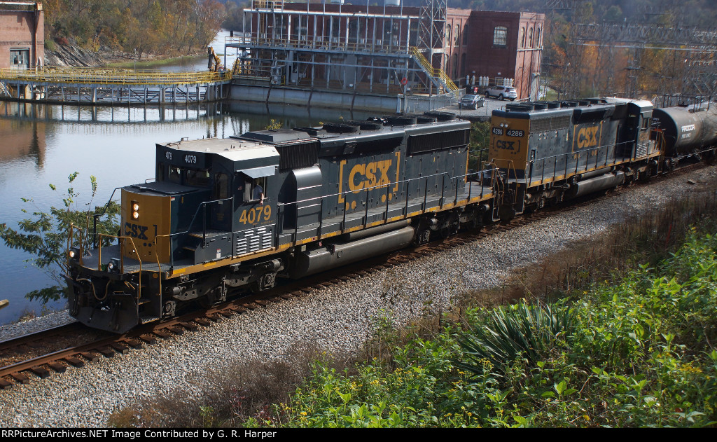 4079 takes an empty sulphur train west, K89729